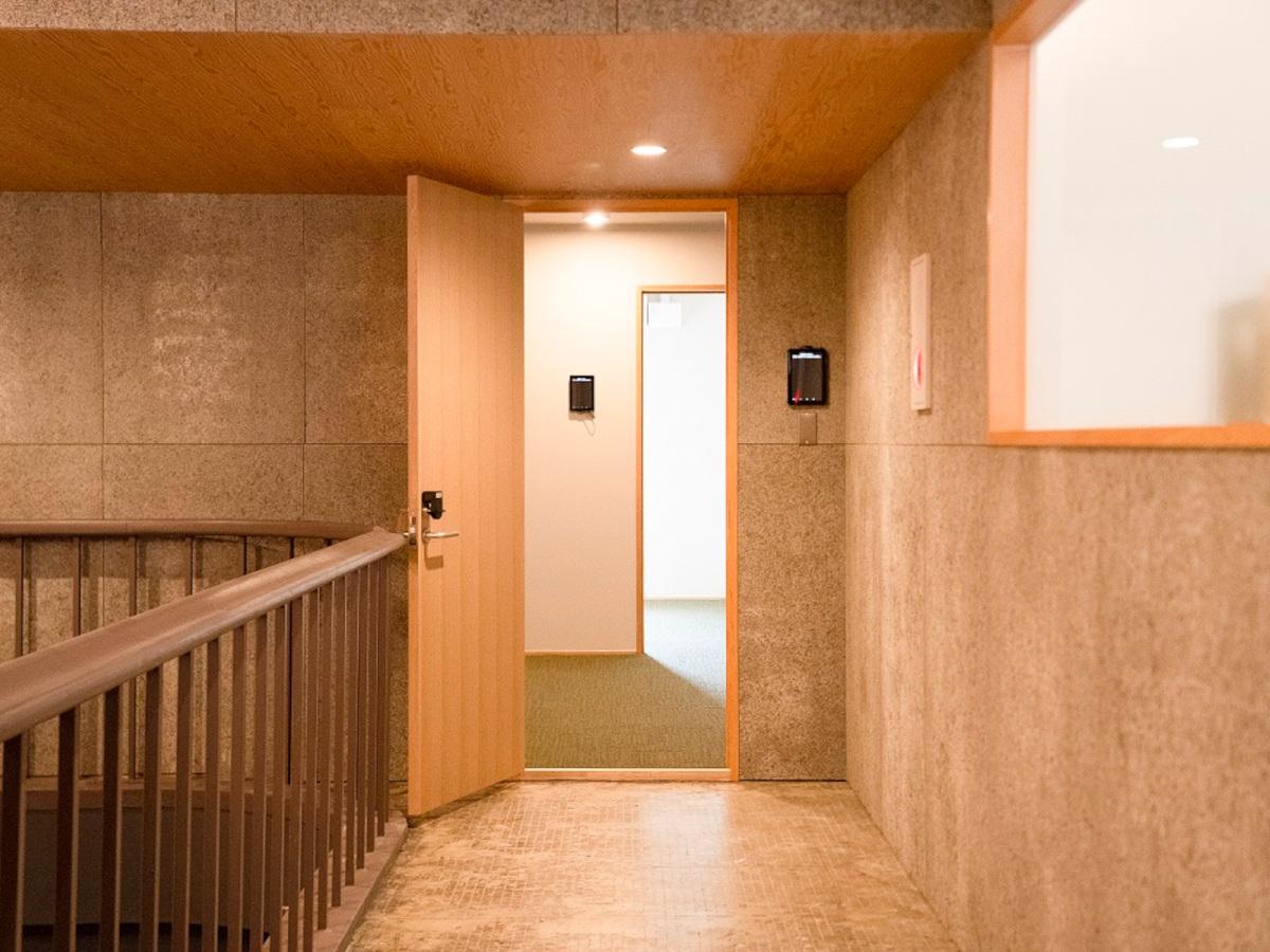 北海道・北見市にコワーキングと宿泊施設併設の「KITAMI BASE」 最新技術と人、地元をつなぐ基地として | WORK MILL