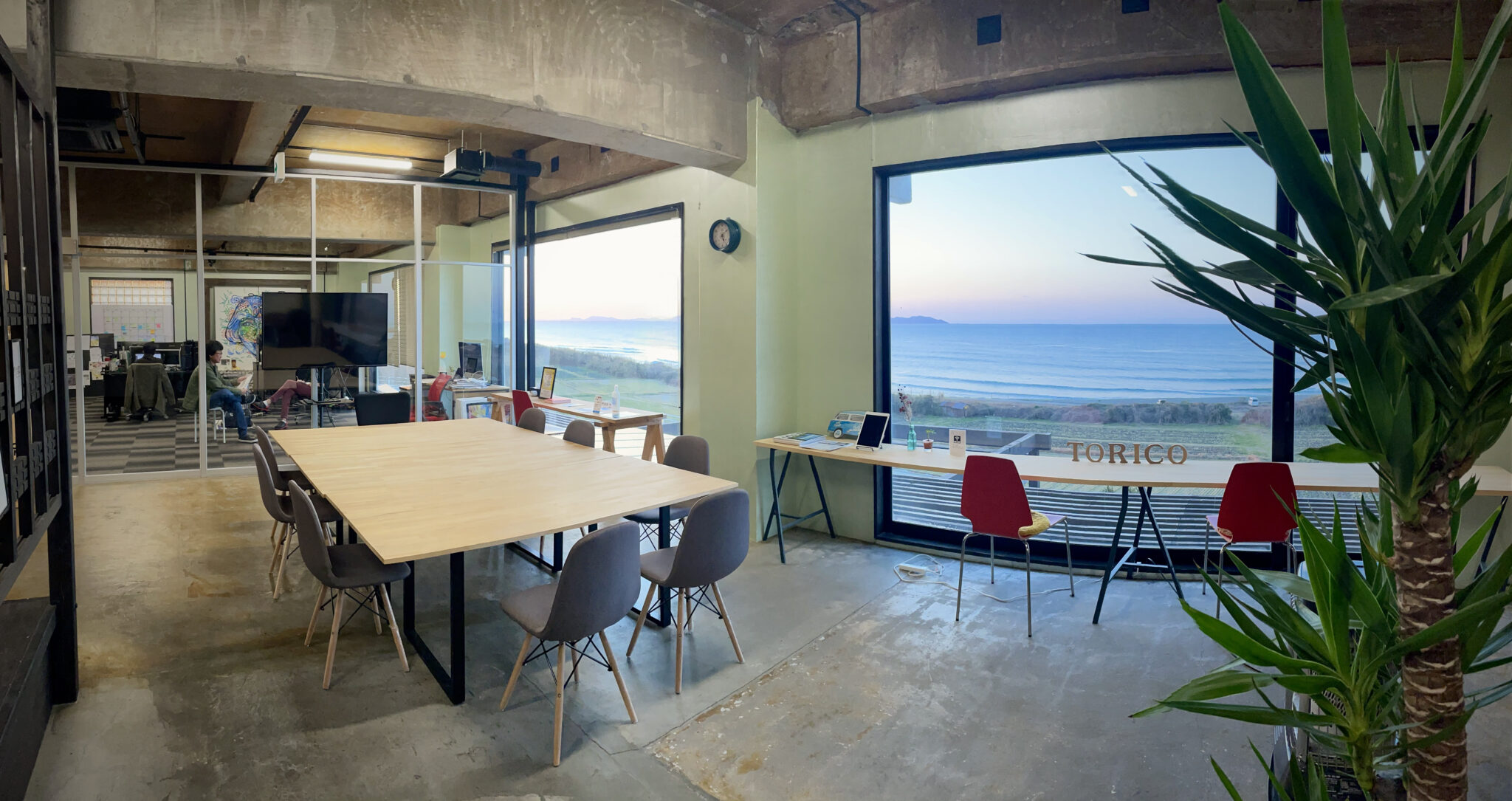 鳥取・大山町にコワーキングスペース「TORICO」 海の見えるスペースで多様な人と知恵が交差するハブを目指して | WORK MILL
