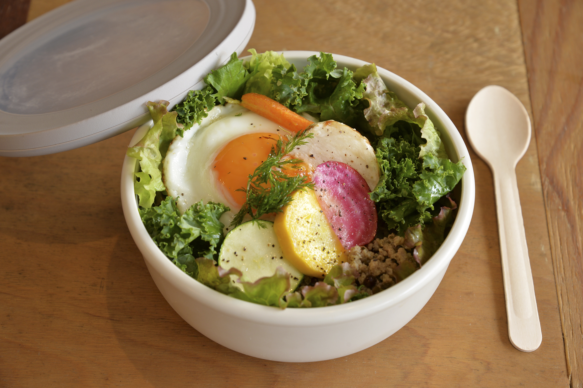 「循環することが当たり前で心地よいと思える未来に」リユース容器シェアリングサービス「Megloo（メグルー）」を展開する善積真吾さんと考える、環境にやさしい身近な選択 | WORK MILL