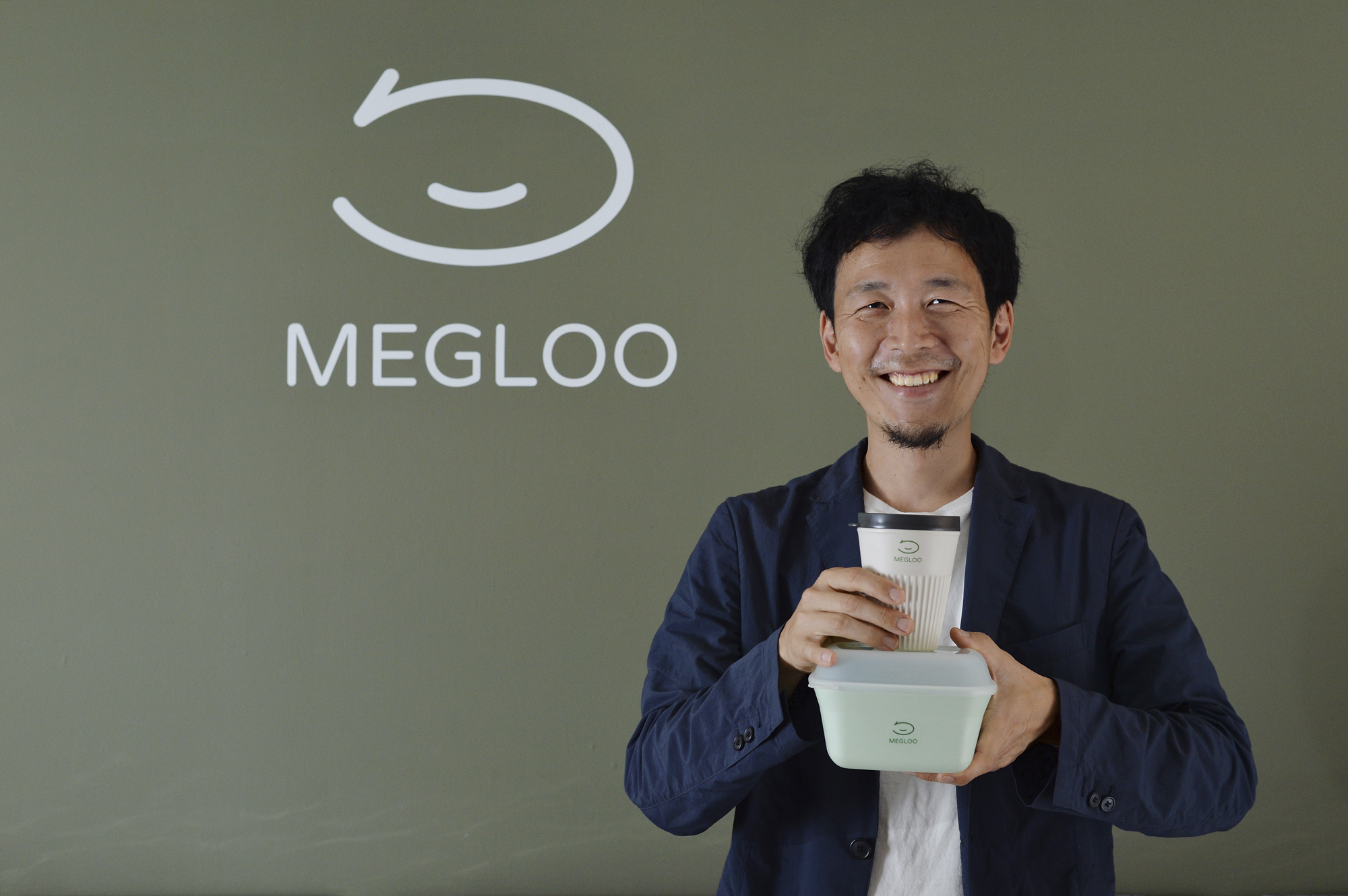 「循環することが当たり前で心地よいと思える未来に」リユース容器シェアリングサービス「Megloo（メグルー）」を展開する善積真吾さんと考える、環境にやさしい身近な選択 | WORK MILL
