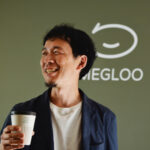 「循環することが当たり前で心地よいと思える未来に」リユース容器シェアリングサービス「Megloo（メグルー）」を展開する善積真吾さんと考える、環境にやさしい身近な選択 | WORK MILL