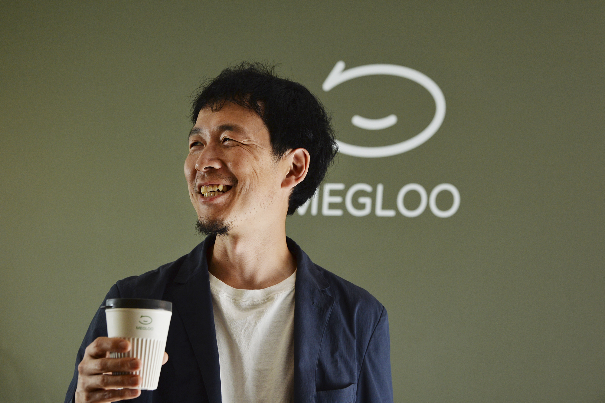 「循環することが当たり前で心地よいと思える未来に」リユース容器シェアリングサービス「Megloo（メグルー）」を展開する善積真吾さんと考える、環境にやさしい身近な選択 | WORK MILL