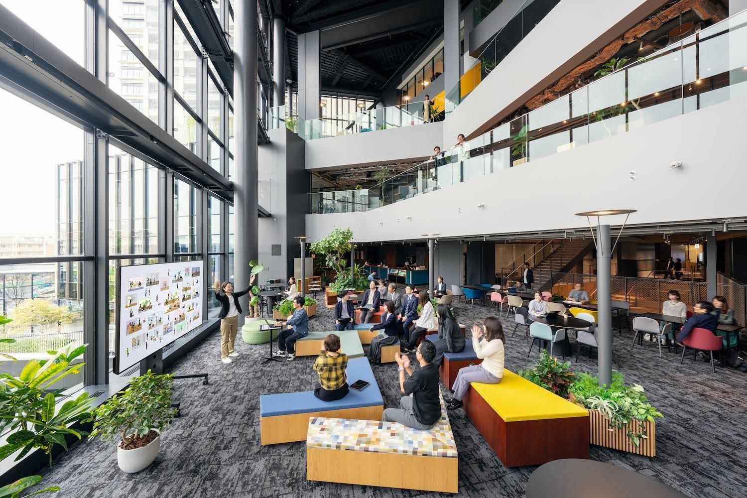 大阪・うめきたエリアのイノベーション拠点「JAM BASE」秩序と無秩序を交錯させた「ごちゃごちゃ」で新しい出会いと共創を生み出す | WORK MILL